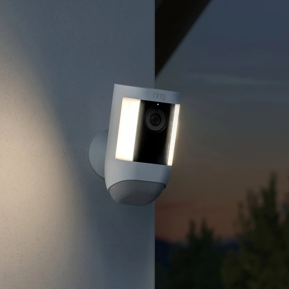 Умная камера видеонаблюдения для улицы. Ring Spotlight Cam Pro купить в ...